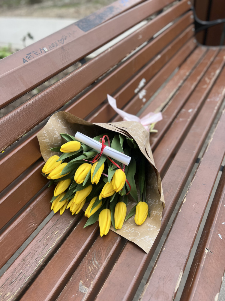 Купить 15 жёлтых тюльпанов с доставкой в Абрау-Дюрсо